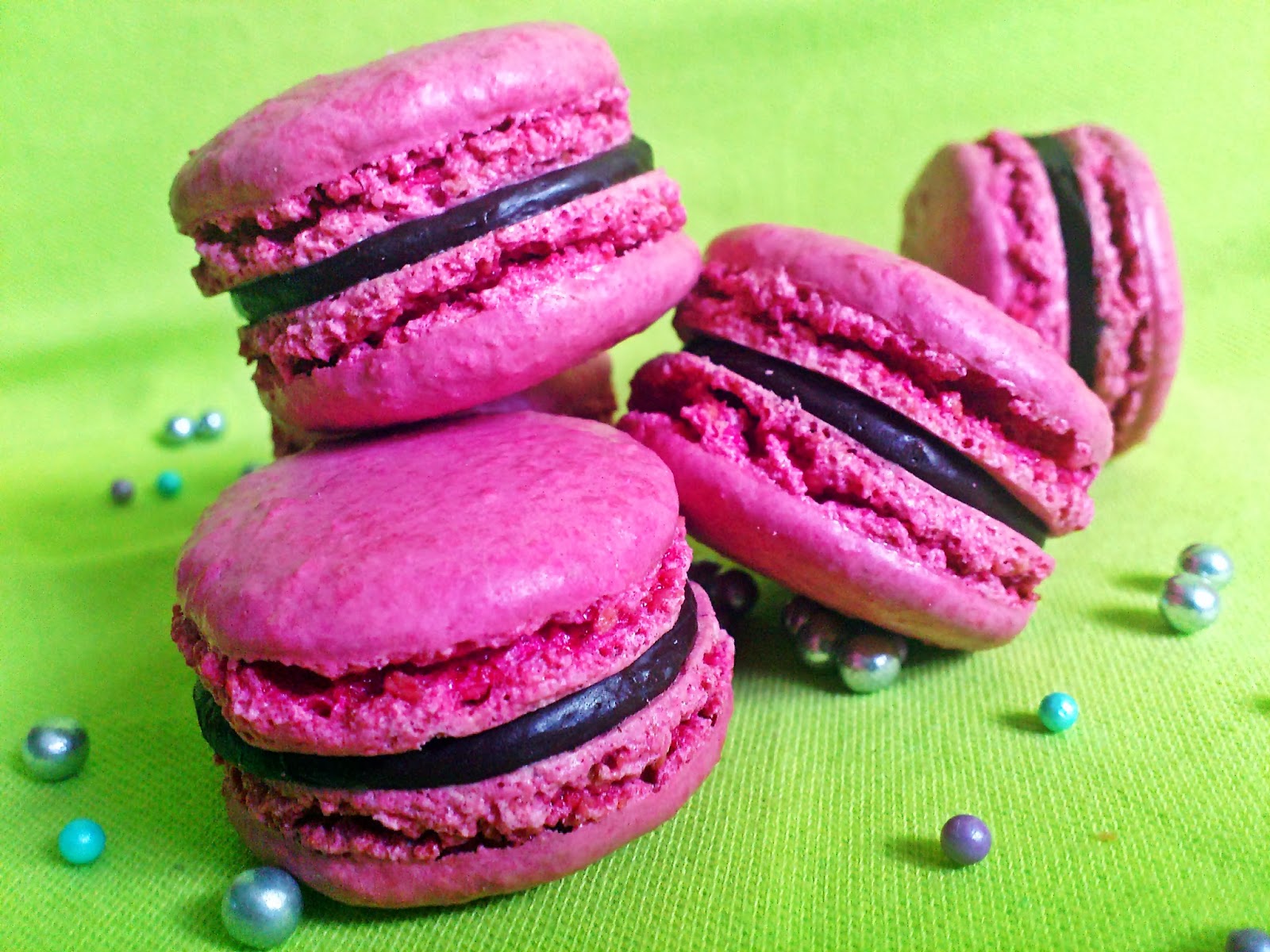 Malinowe Pocałunki: Makaroniki z czekoladowym ganache.