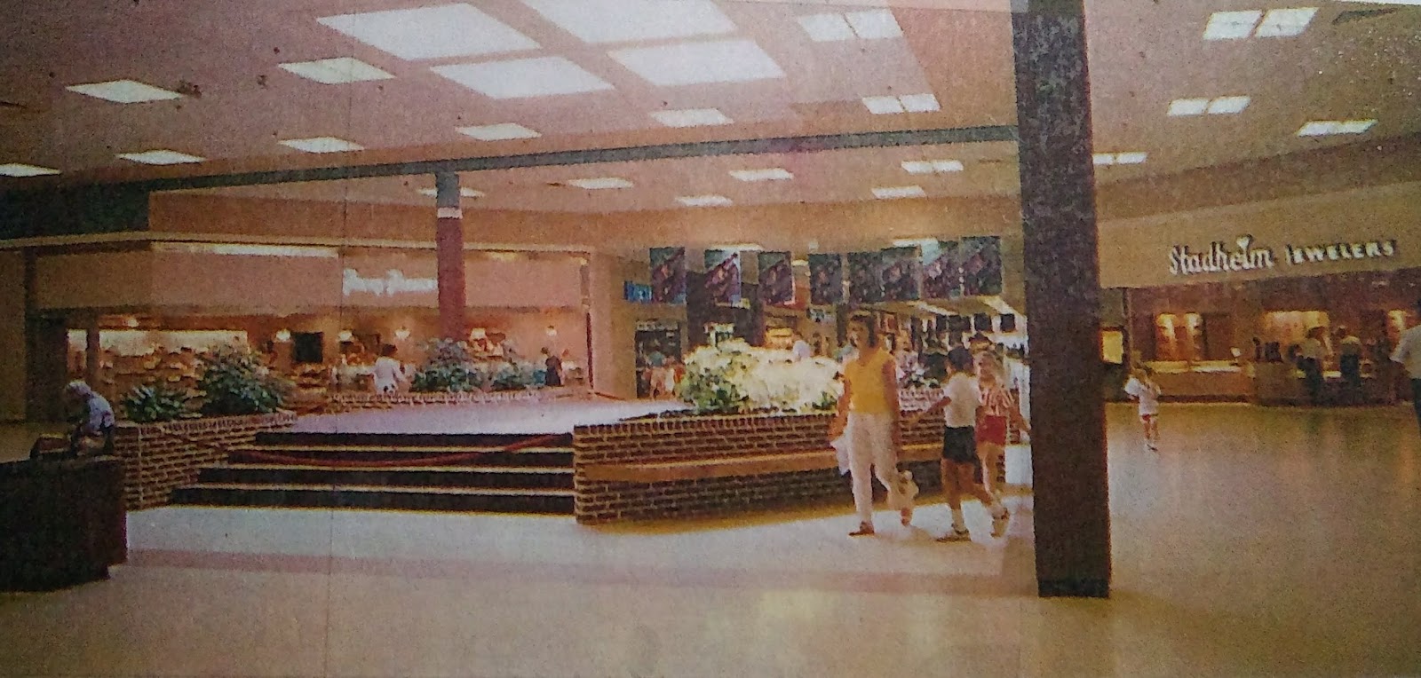 RETAIL OF YESTERYEAR : Mall profile - Oak Park Mall Austin Minnesota