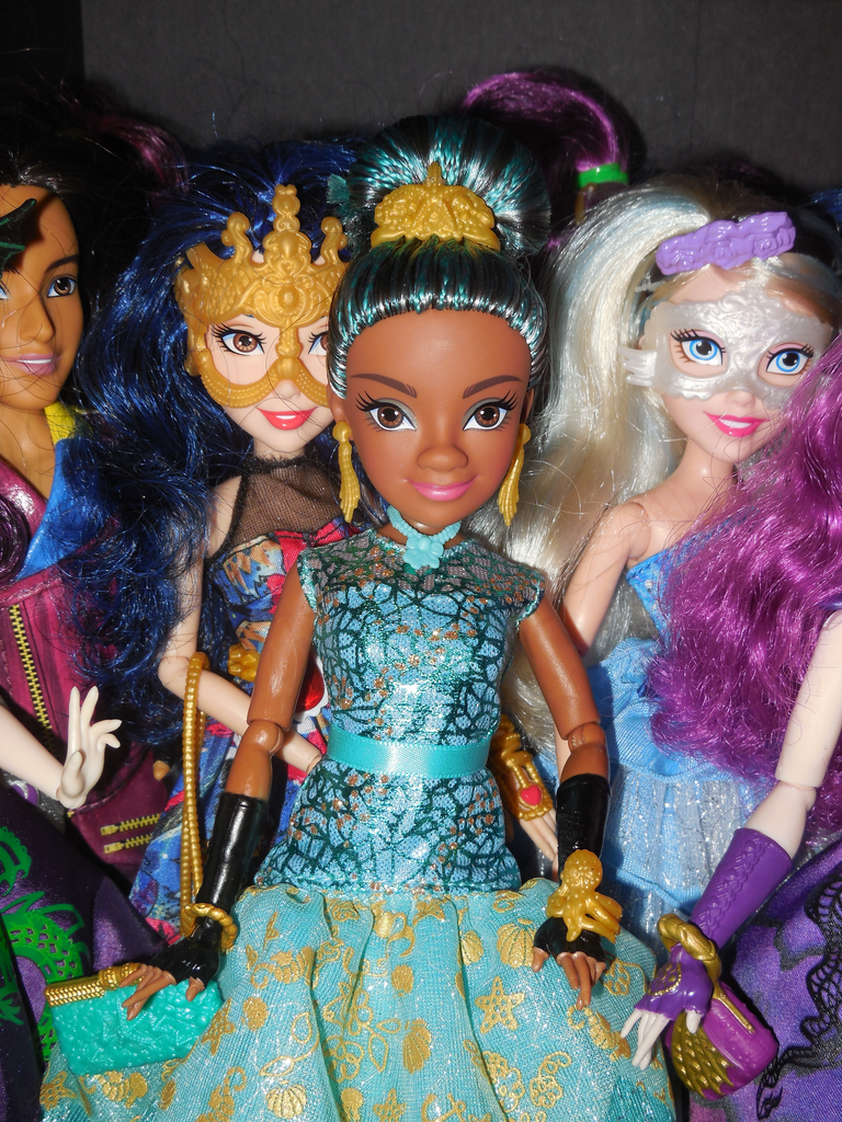 Veni Vidi Dolli: REVIEW: Descendants 2 Cotillion/Royal Yacht Ball Uma