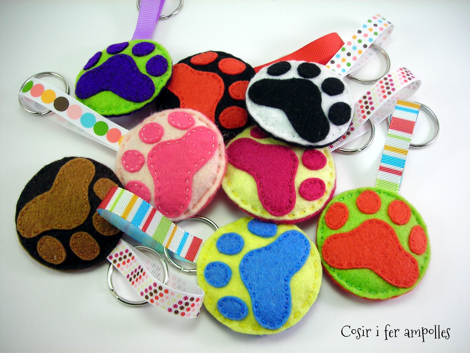 Cosir i fer ampolles: Nuevos llaveros de fieltro: huellas!
