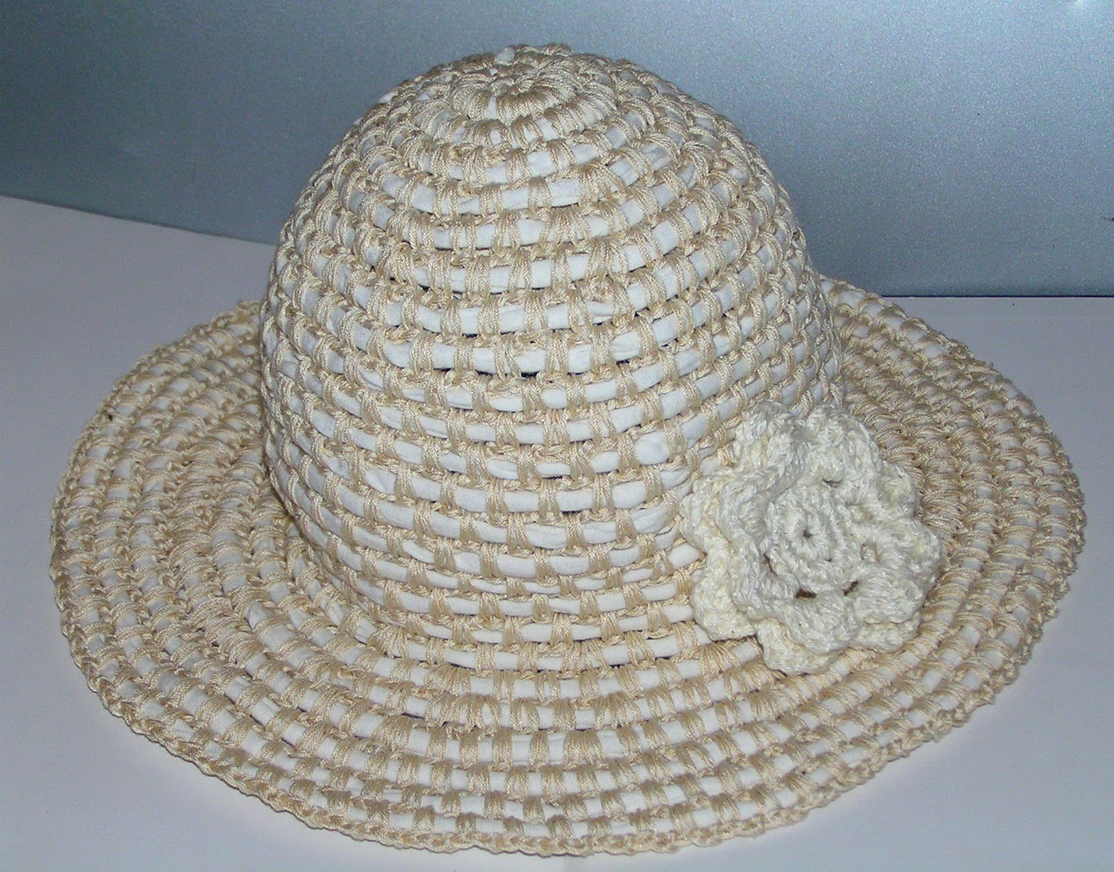 Pletionica: Šešir od trake i konca