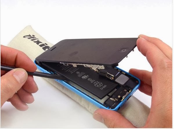 Video Detailed internal components of the iPhone 5c smartphone ...