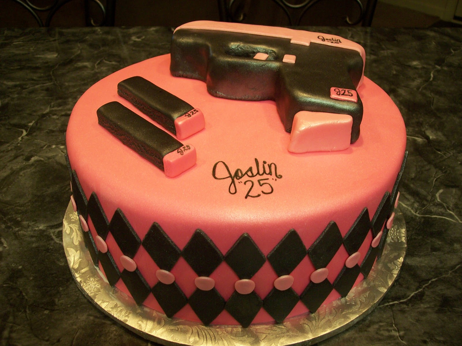 MyMoniCakes: Pink Gun Cake