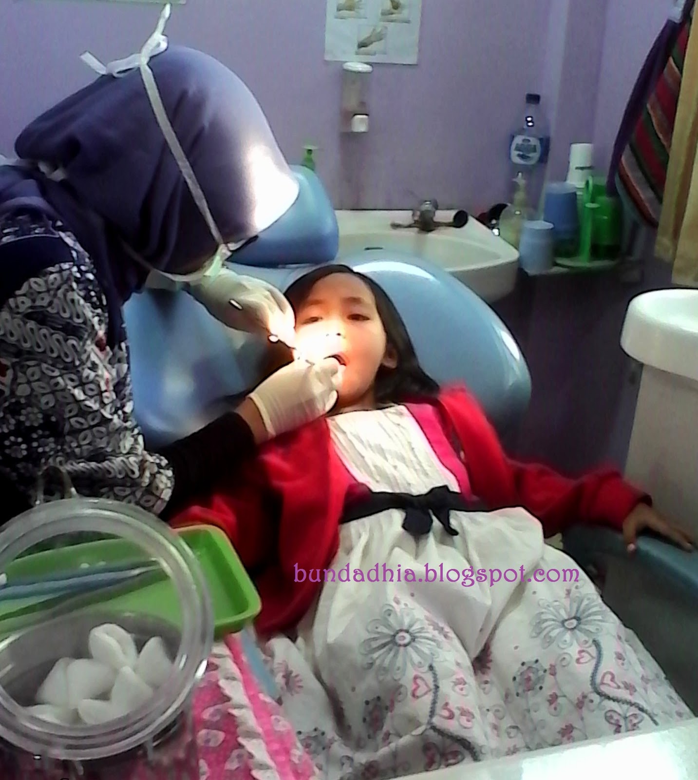 Kontrol lagi. Dokter gigi itu telaten banget, ya.