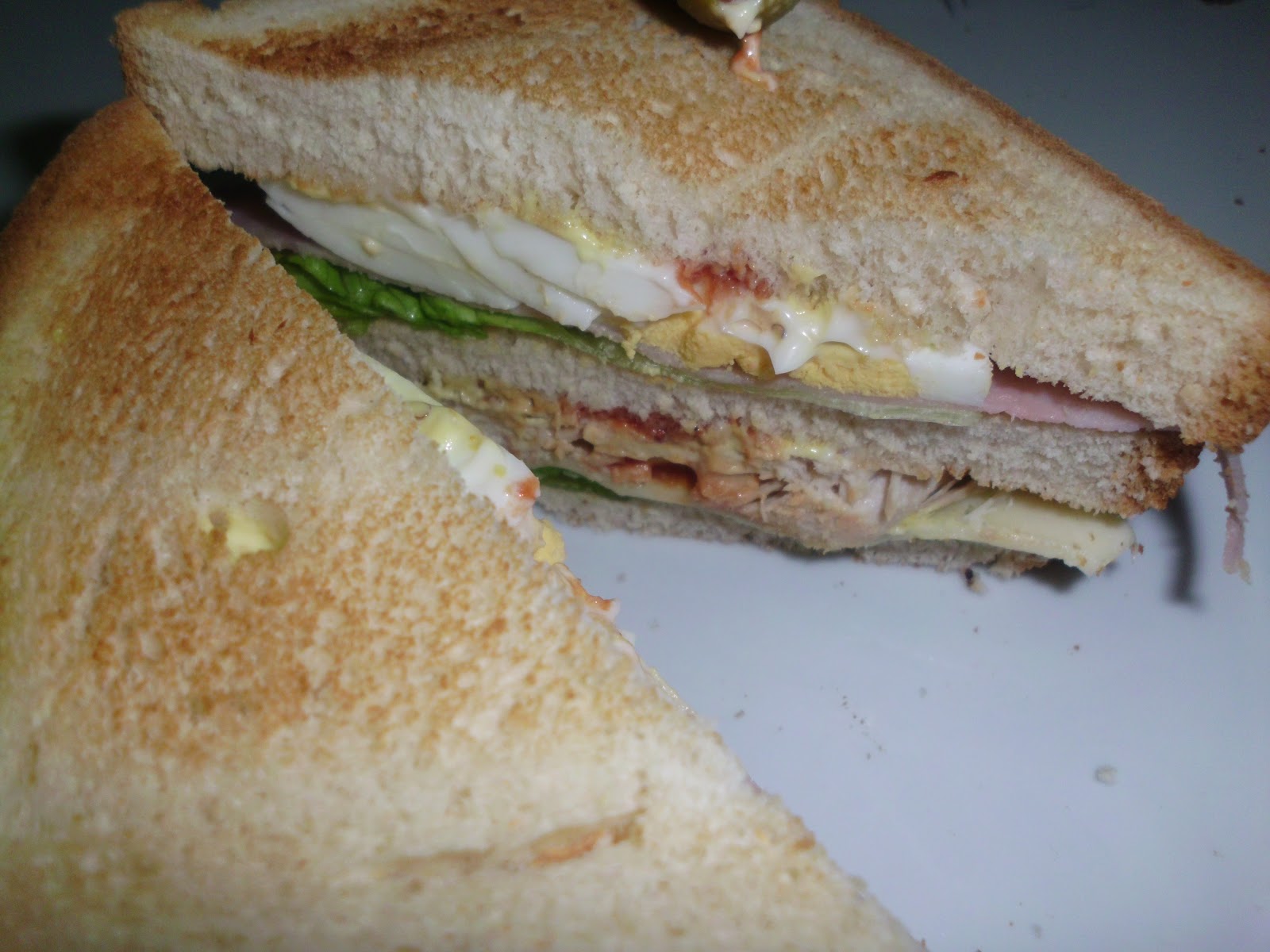 Acção na Cozinha: Dizem que é uma espécie de Sandes Club....