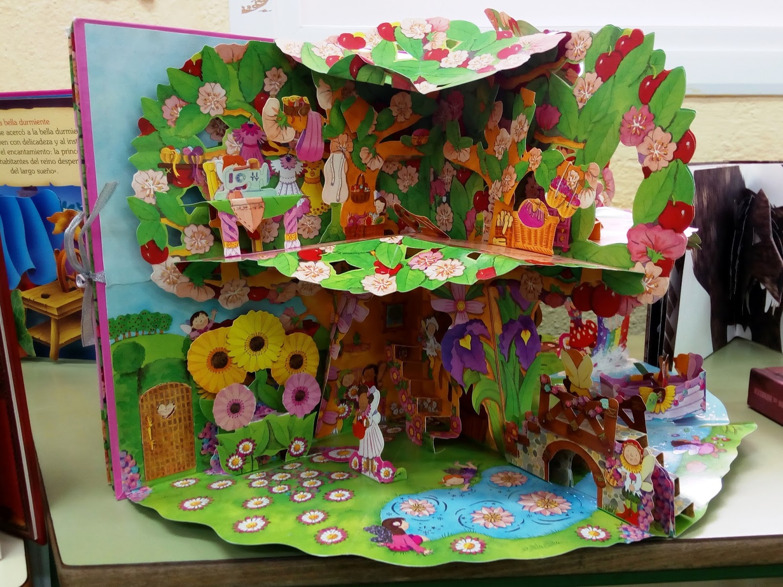 LEO: Exposición de cuentos pop-up. Semana del Libro.