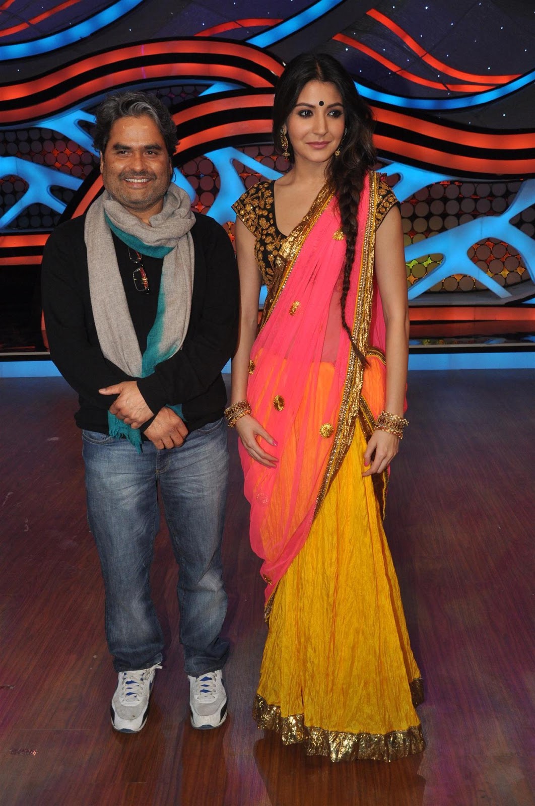 Anushka Sharma Sexy Cleavage Show In Saree On The Sets Of Nach Baliye ...