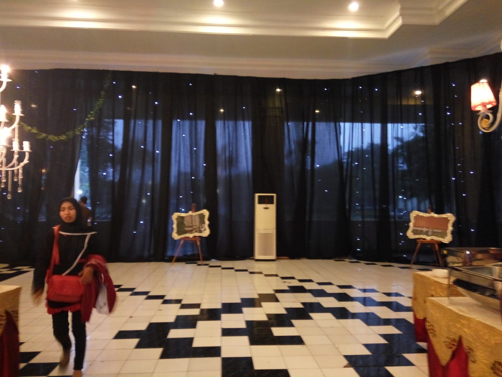 Perlengkapan Pesta Surabaya: Wall Cover Hitam Seribu Bintang