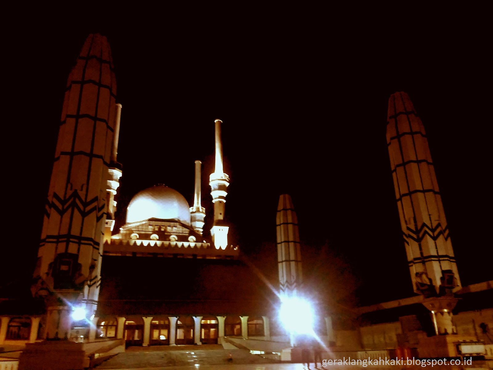 Menanti Payung Terbuka di Masjid Agung Jawa Tengah