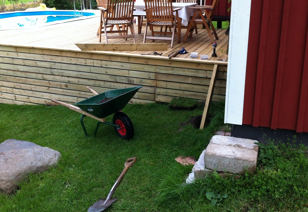 Skarpisbloggen: Poolvärmare flyttad och trapp till altanen fixad