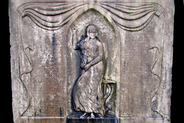 Taphophile Corner: the Siren's song