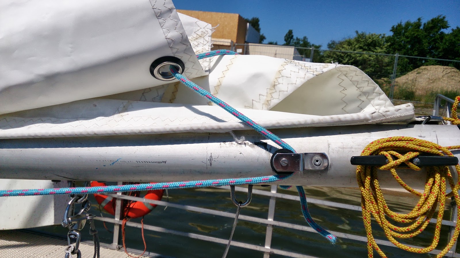 Tyrone : une petite famille sur un petit voilier: Prise de ris ...