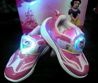 RUMAH RARA: SANDAL, SEPATU LAMPU, SEPATU RODA KARAKTER