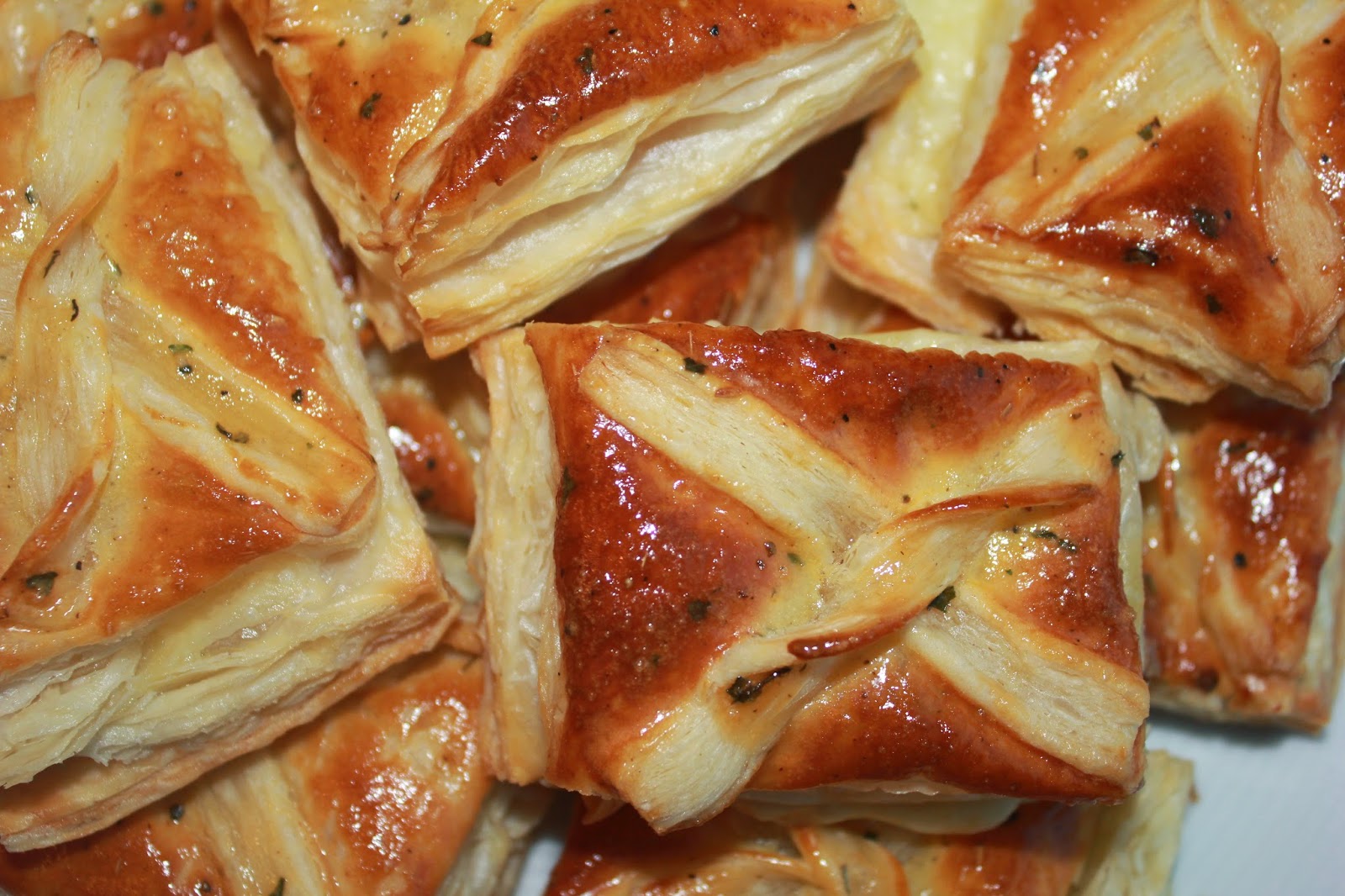 Midagi Mõnusat : Lehttaigna pirukad juustuga