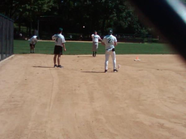 DIA DIA CON LOS JONAS: Kevin y Nick Jonas Jugando Baseball Wicket's ...