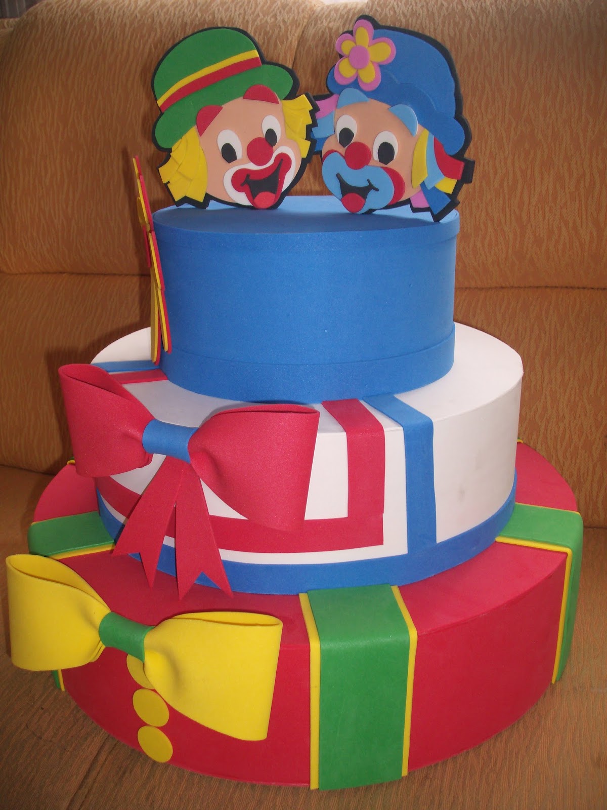 ELI ARTE EM E.V.A: BOLO FALSO PATATI PATATÁ