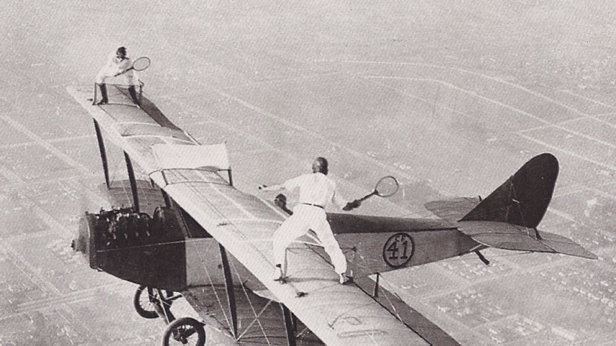 22 Vintage Wing Walking Photos That Prove Our Grandparents Were Out of ...