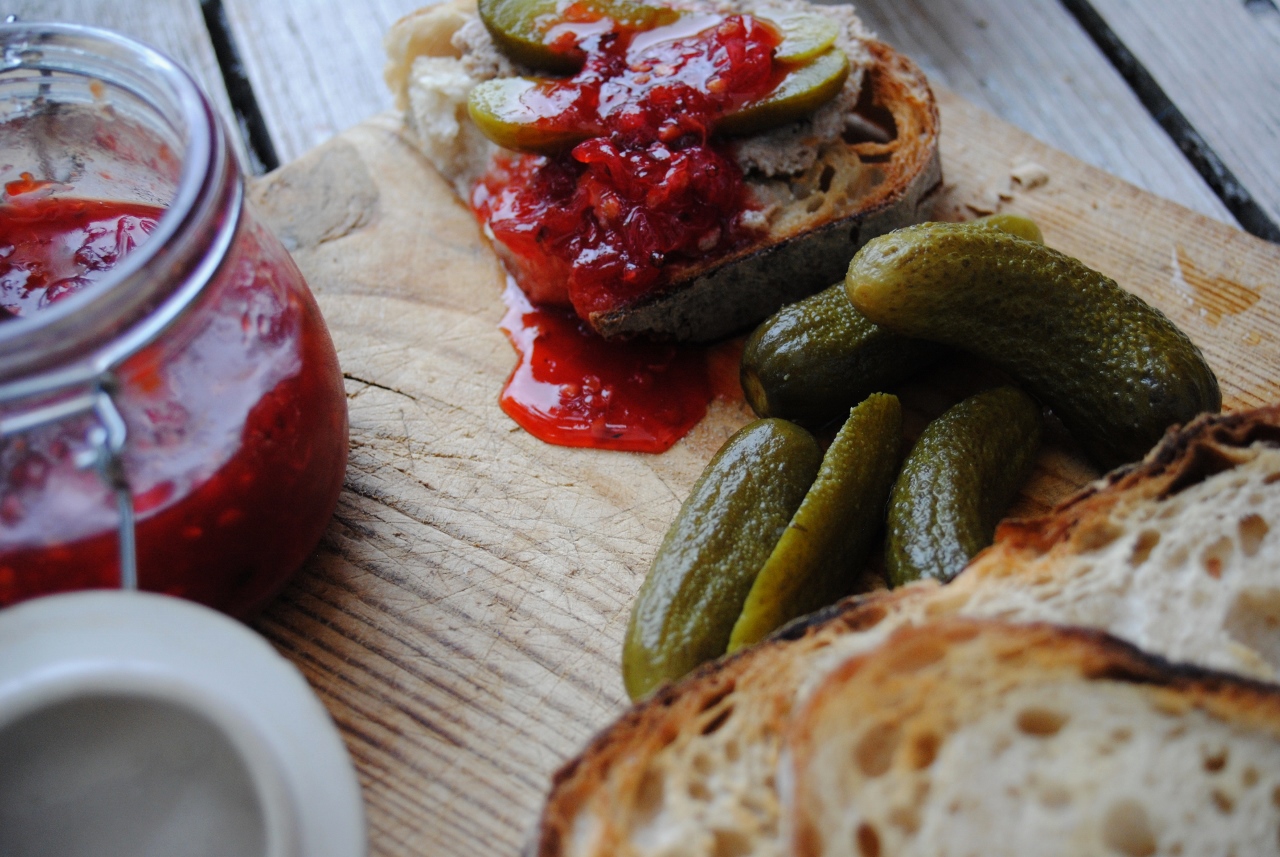 Lilla Kråkans Skafferi: Vinbärschutney och lantpaté