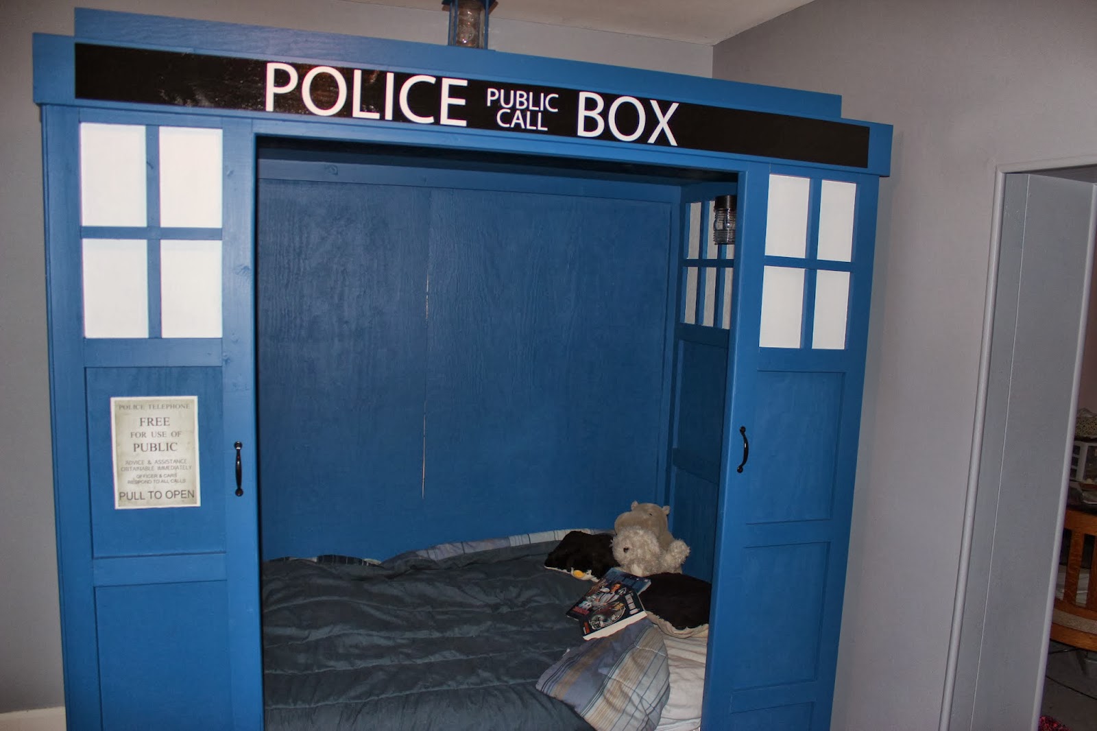 Building a TARDIS Bed: Building a TARDIS bed