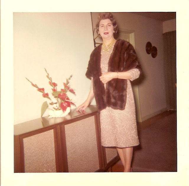 37 Vintage Portrait Photos of '50s Middle-Aged Ladies in Dresses ...