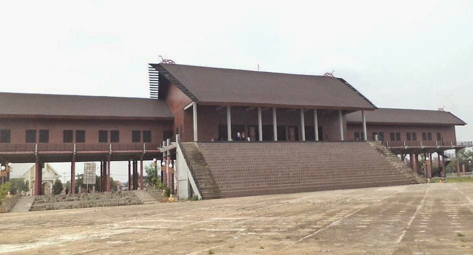 BRONDOL_30: Rumah Radakng, Rumah Adat Raksasa di Pontianak