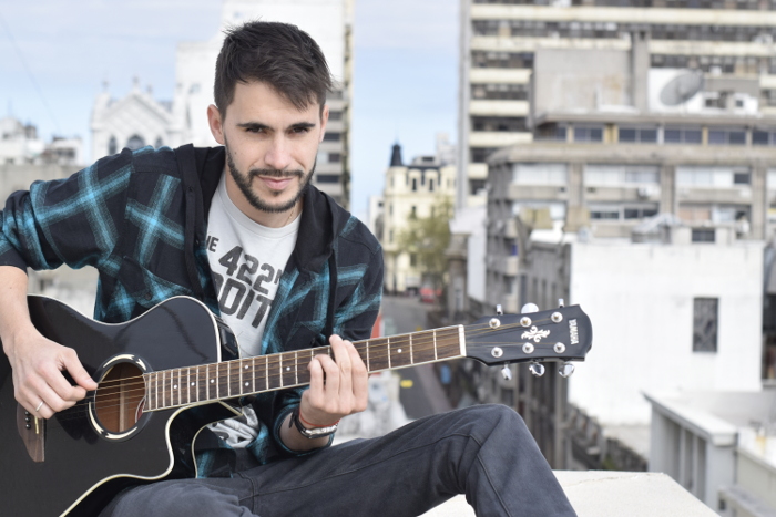 Periódico La Voz: Nada Alcanza: lo nuevo de Nicolás Sánchez