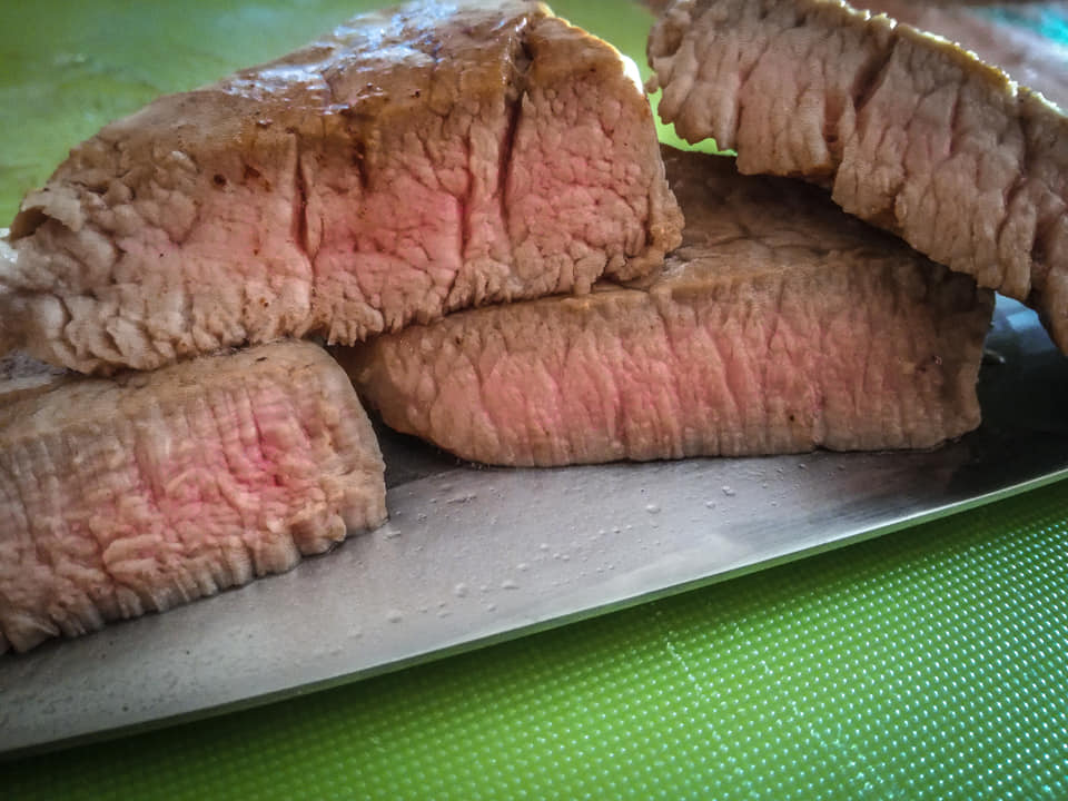 Filetto di vitello con crema di funghi e salsa ai mirtilli - Seduti a ...