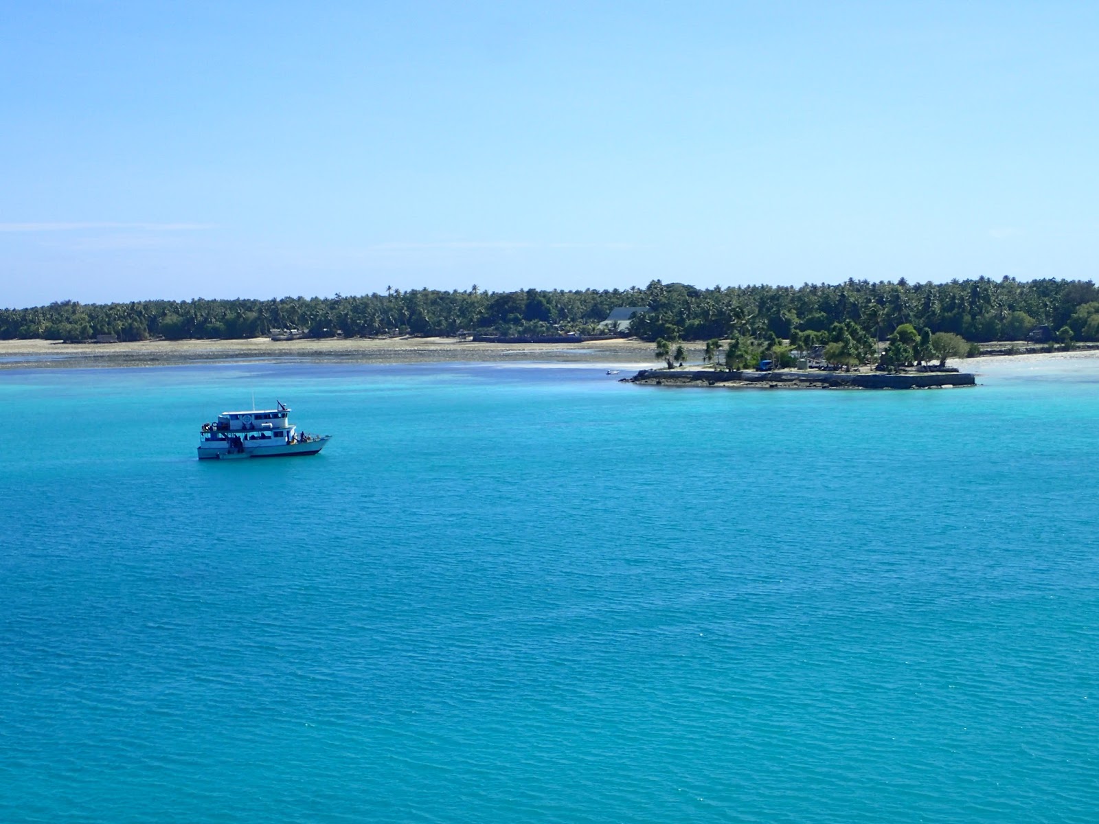 SV FLUENTA : Butaritari in Pictures - Thatch, WWII Relics and Kids.