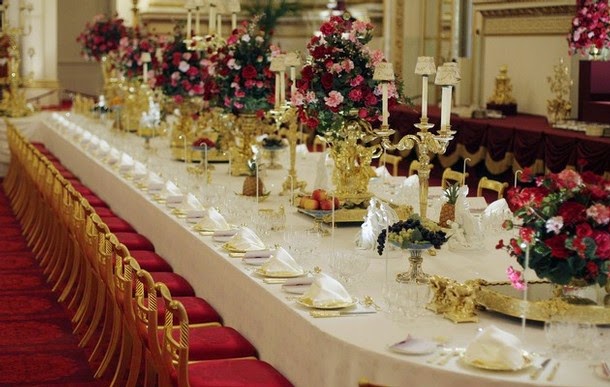 AUX 2 TABLES...: Invitation au festin