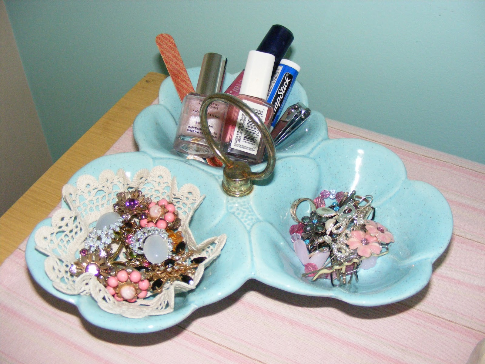 Simple Things, Sweet Life: Decorating With Dishes