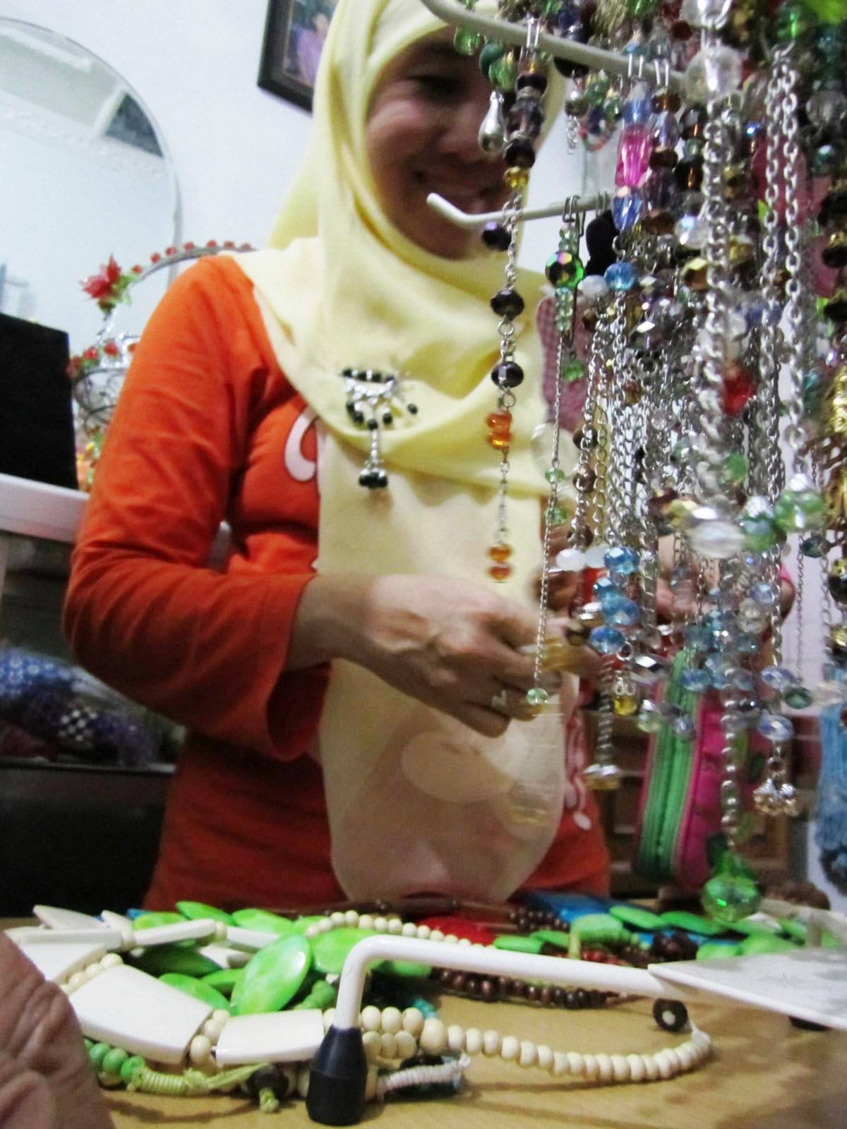 jombang city guide: Kerajinan Manik-Manik Kaca Jombang