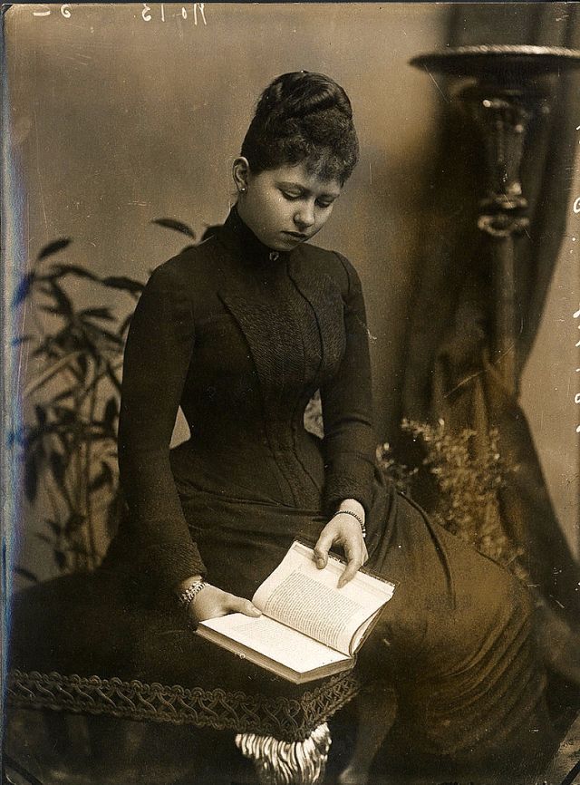 50 Fascinating Vintage Photos of Beautiful Teenage Girls Reading Books ...