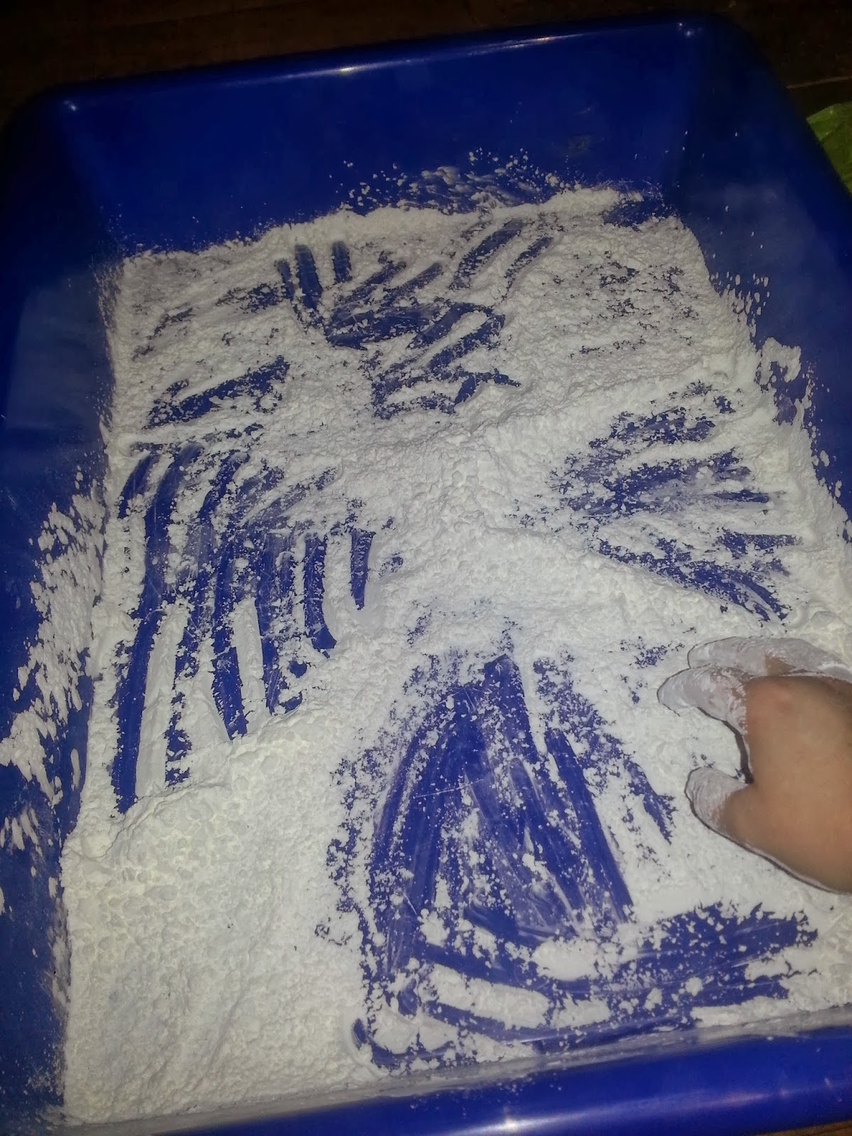 GiraffesCanCraft: Toddler group activity - cornflour in a tray...