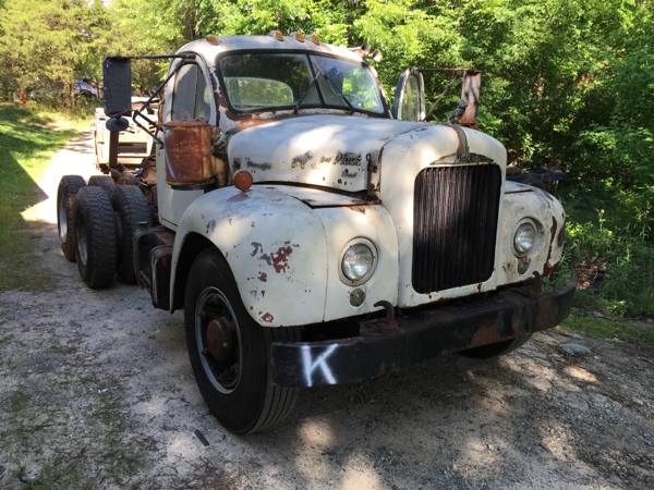 1960 Mack B61 Truck - Classic Truck