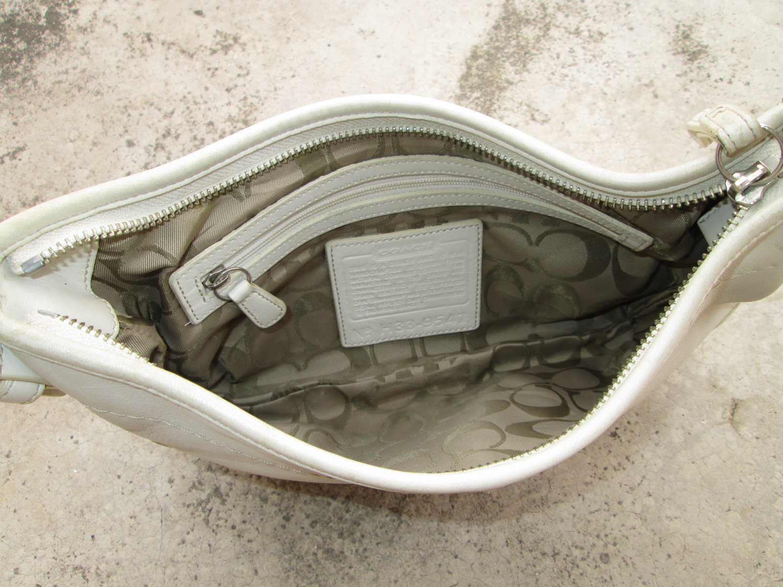 d0rayakEEbaG: Authentic Coach White Leather Handbag