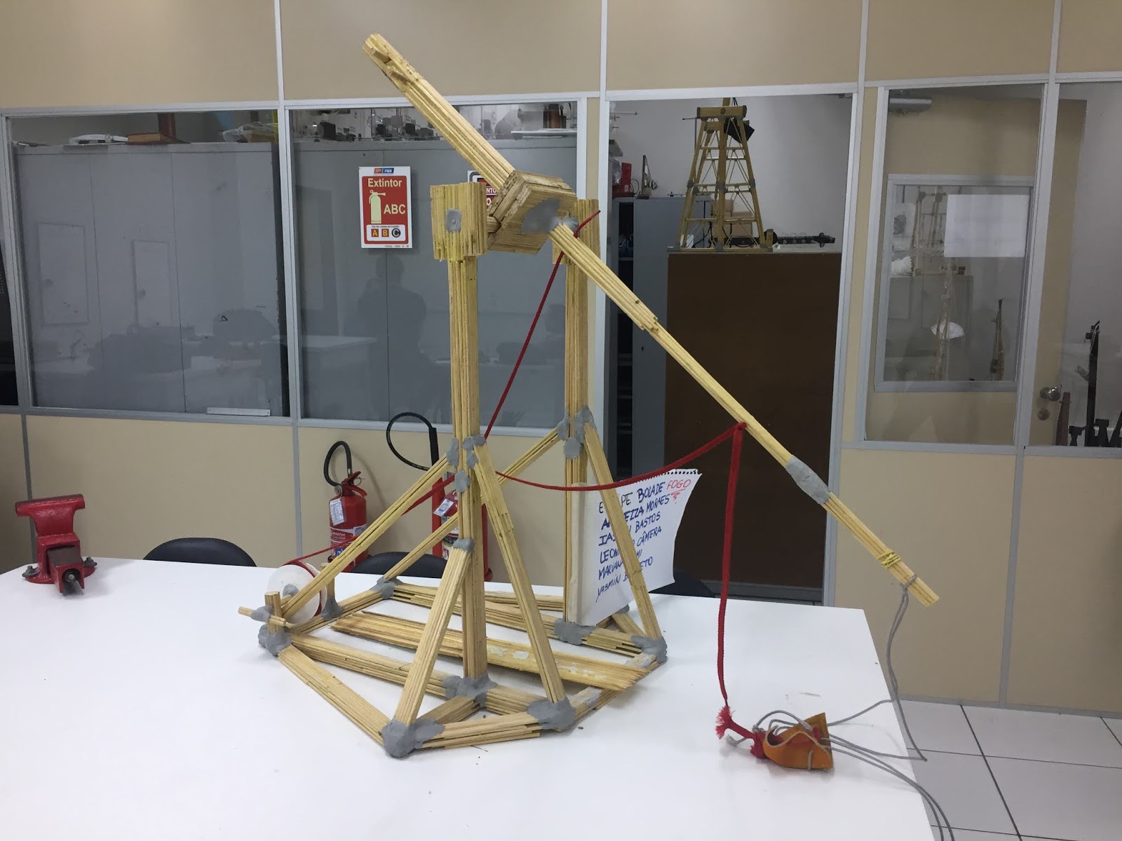 Catapulta Trebuchet - Física A: 2018