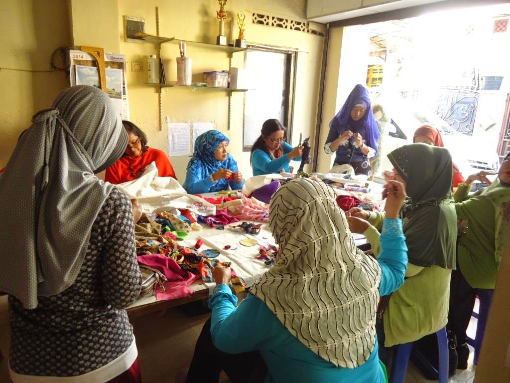 Praktek Membuat Pola dan Menjahit Setelan Jubah-Jilbab Anak Balita ...