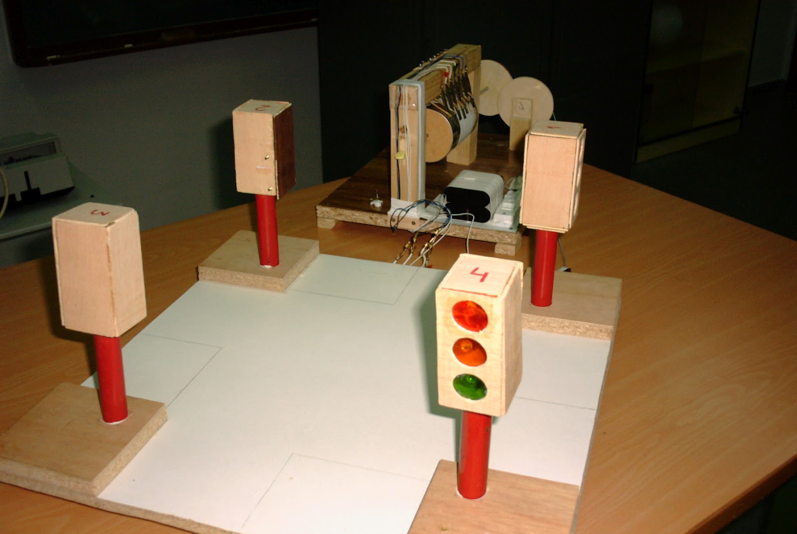 Tecnología escolar - E.S.O.: PROYECTO: Semáforo con bote progr.