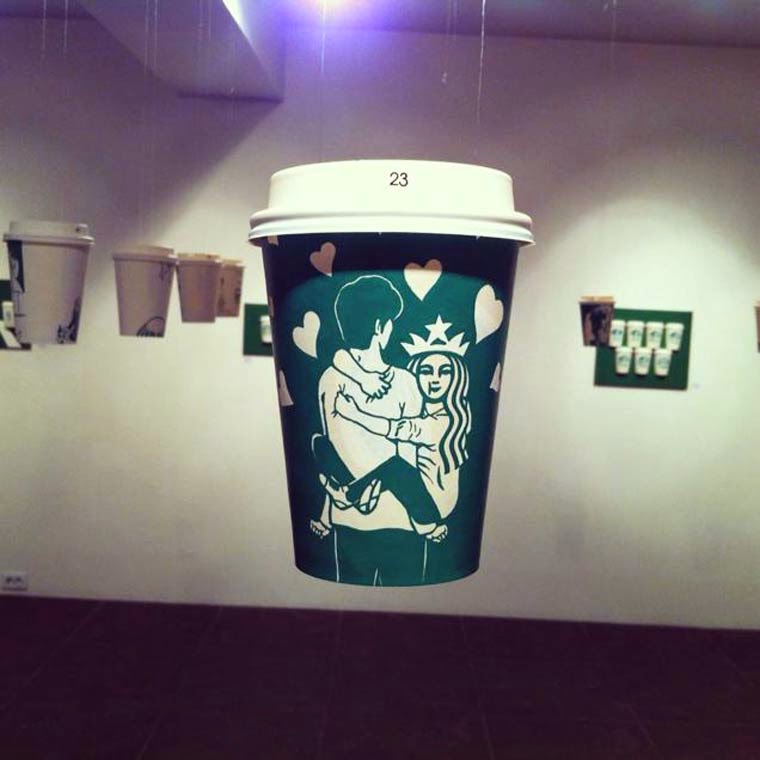 25 Ilustrasi Aksi Bersahaja Maskot Starbucks Apabila Keluar Dari Kepompong