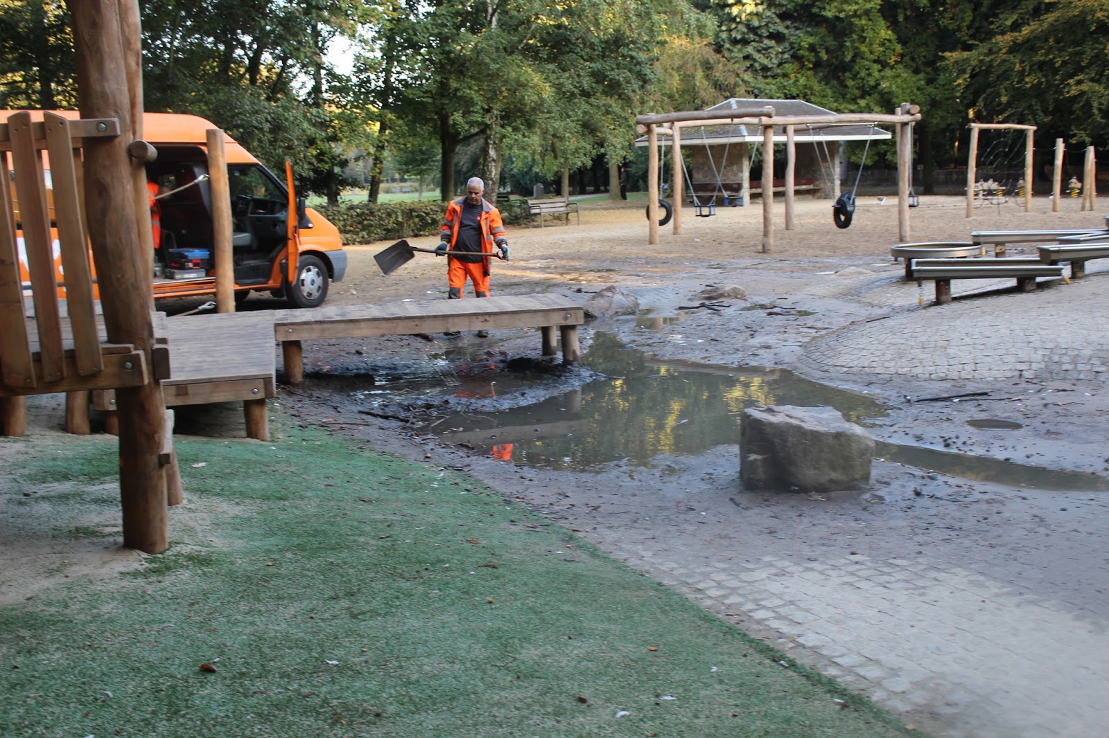 KRUGERPLEIN & PEPERBUS: Vieze waterplas zorgt voor ergernis