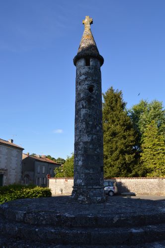 Romaanse kunst & architectuur: Dodenlantaarn te Pranzac (Charente 16)