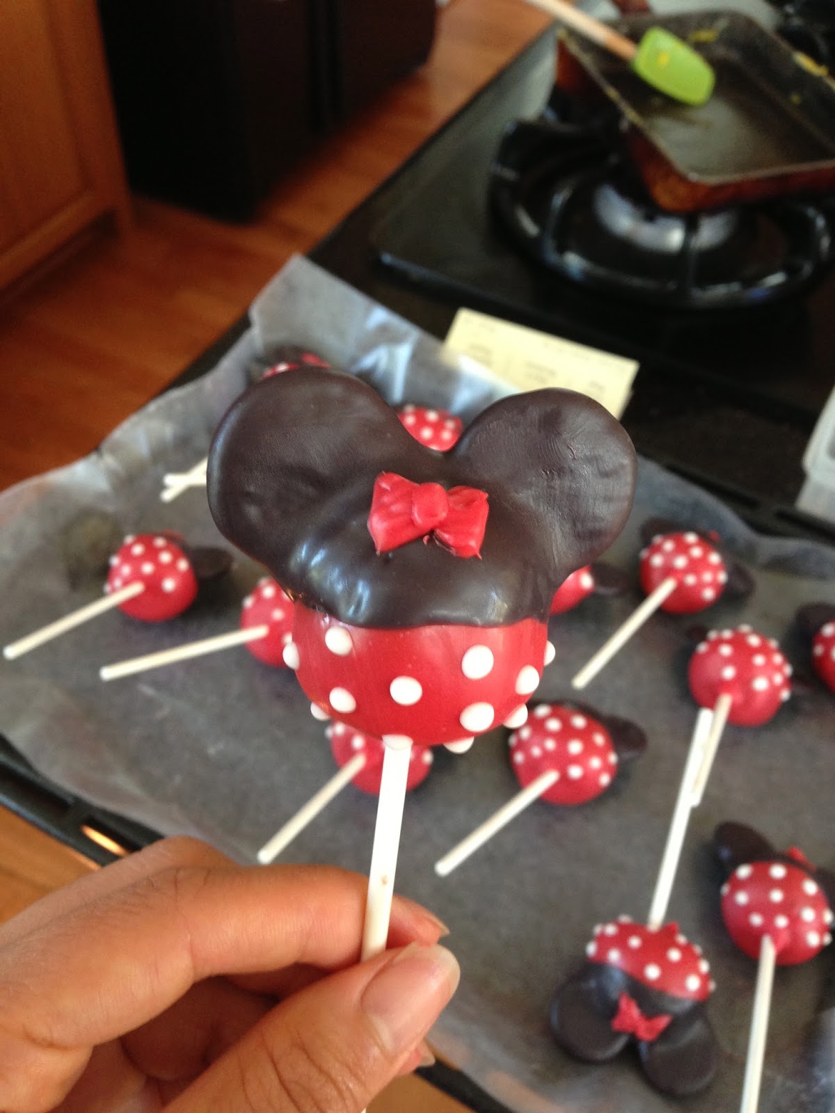 Minnie Mouse Birthday Cake & Mickey / Minnie Cake Pops