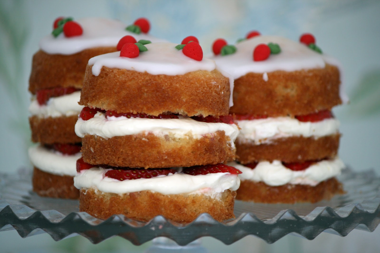 lauralovescakes...: Strawberries & Cream Layer Cakes and Nielsen-Massey ...