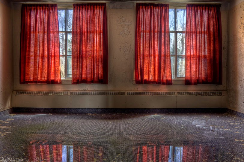 Curtain Ideas: Red curtain design