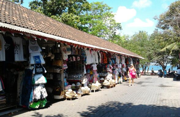 What's in Kuta art market?