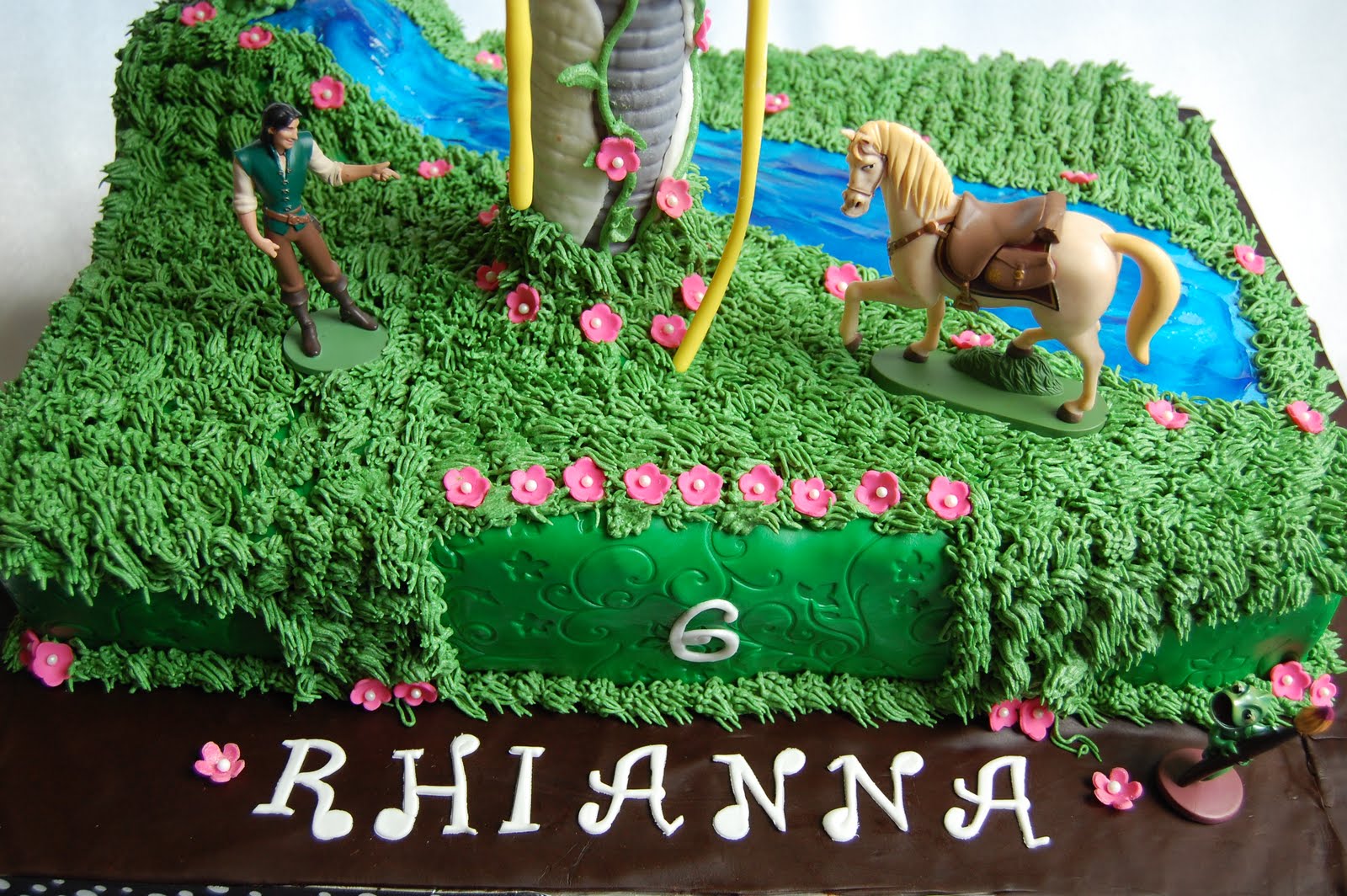 CUSTOMISED CAKES BY JEN: TANGLED CAKE