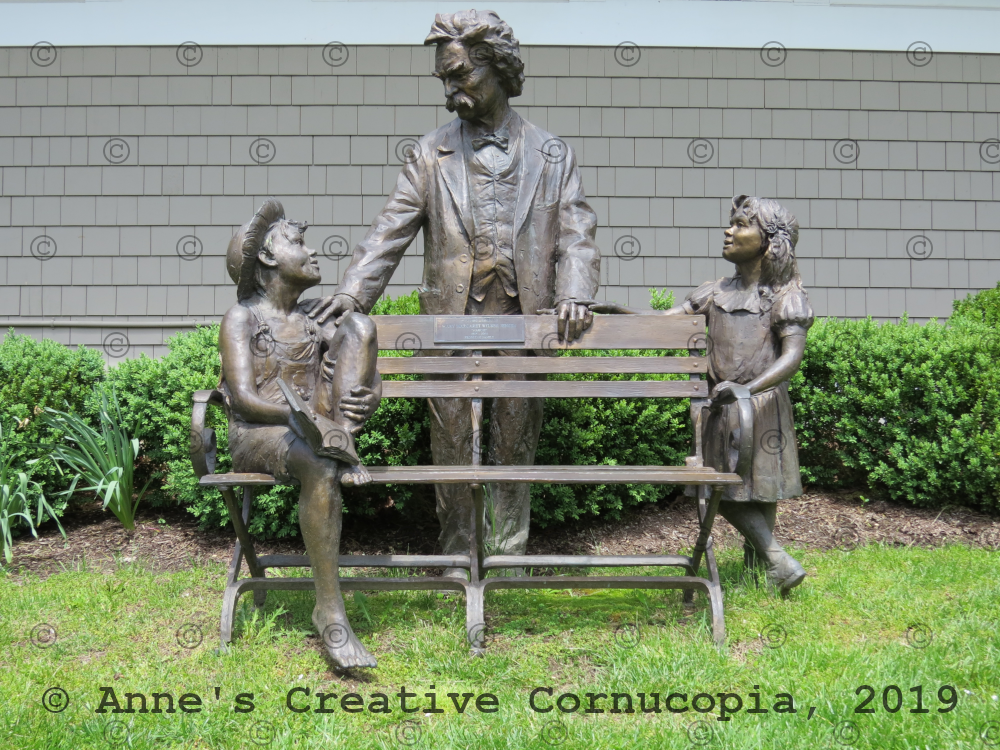 Anne's Creative Cornucopia: Mark Twain Library Statues - Photograph