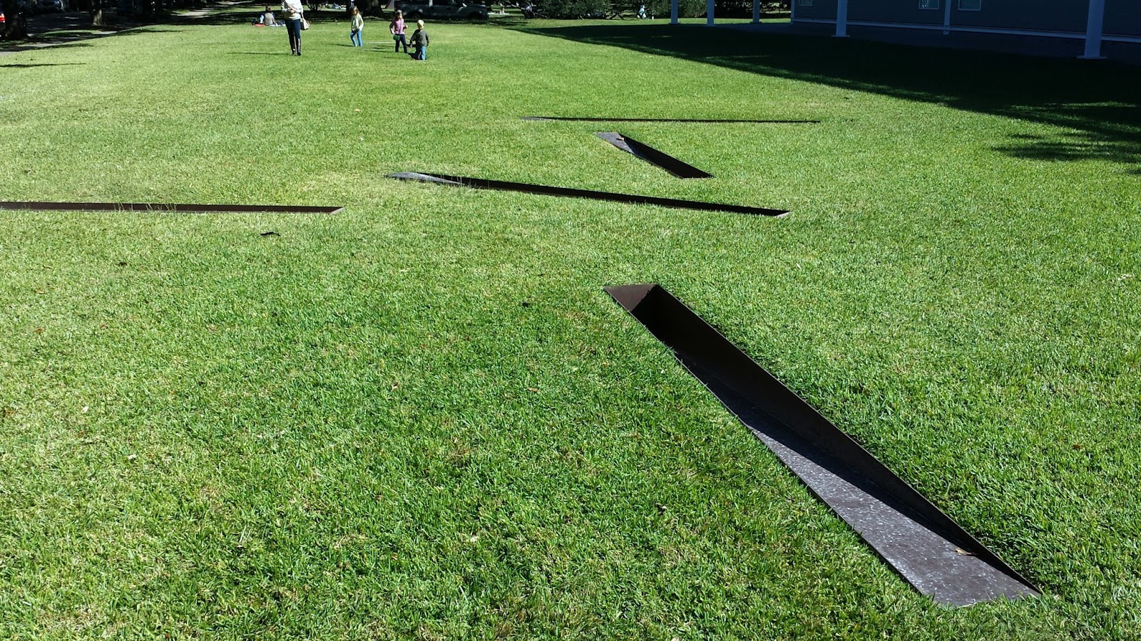 2346QCA Interdisciplinary Sculpture 1: ARTIST RESEARCH Michael Heizer