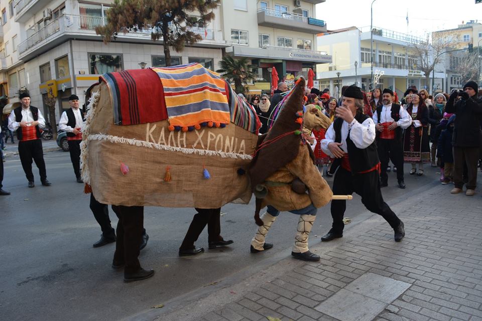 Μωμόγεροι, καμήλες και παραδοσιακά κάλαντα στην Θράκη – Έθιμα που ...