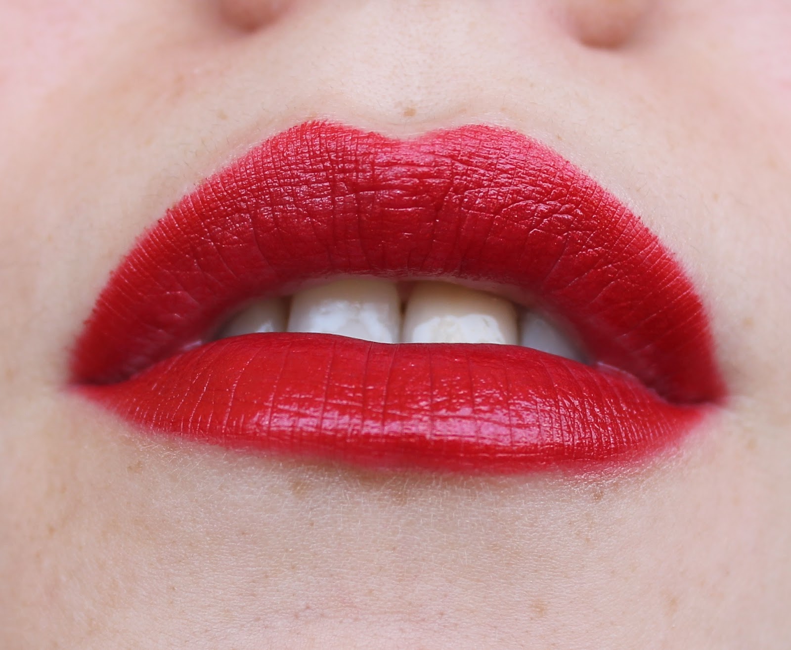 Review | Frost Lipstick "Viva Glam Rihanna" Mac Cosmetics ~ Makeup Victim